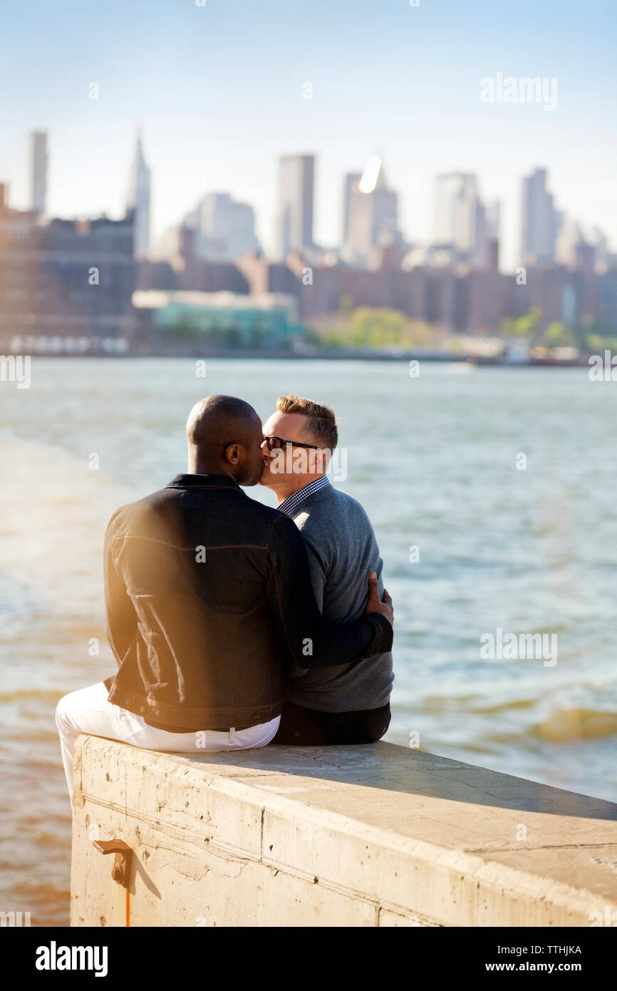 Vue Arrière Des Hommes Gay Sembrasser Tout En étant Assis Sur La
