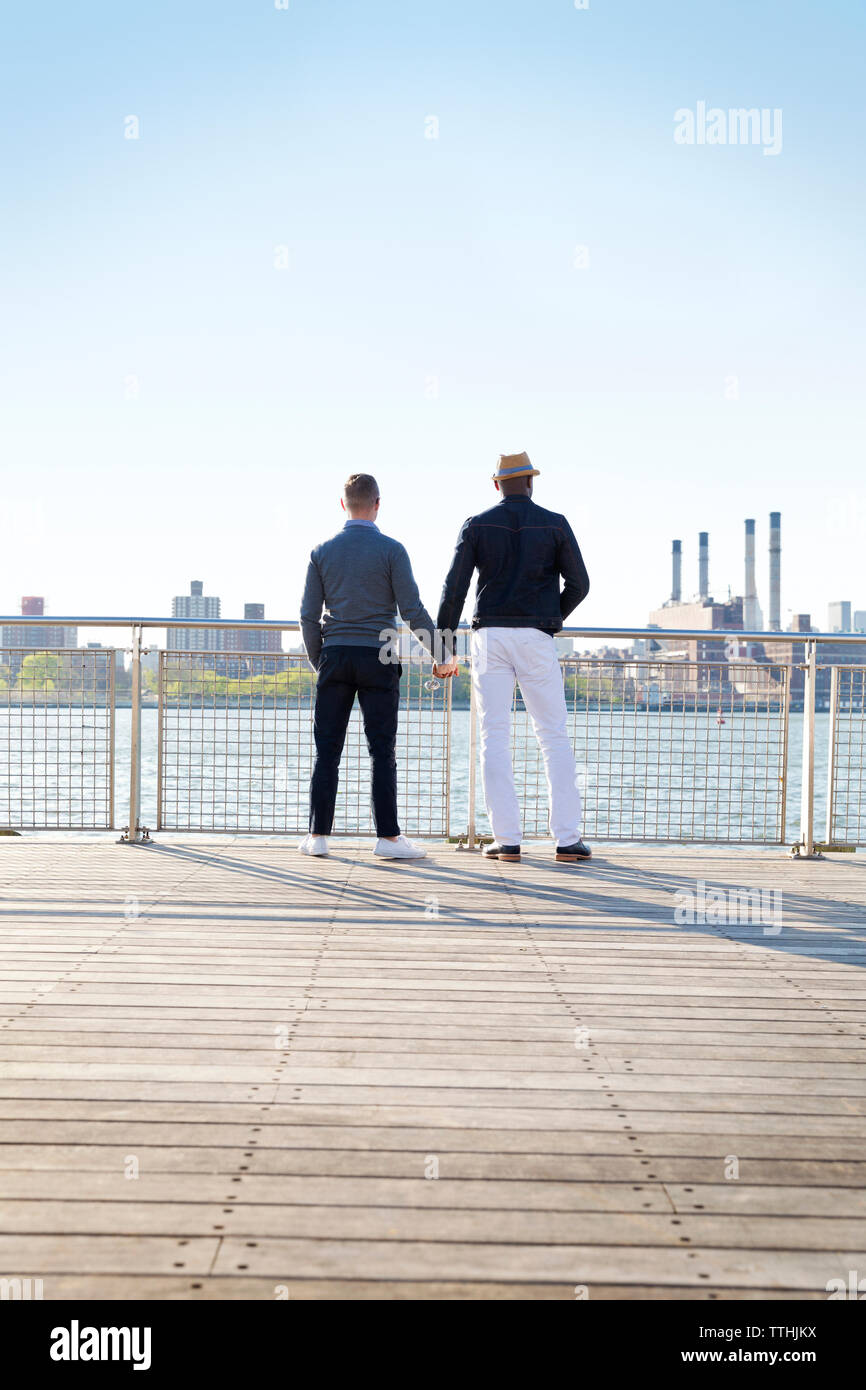 Gay Couple Holding Hands View Banque De Photographies Et Dimages à