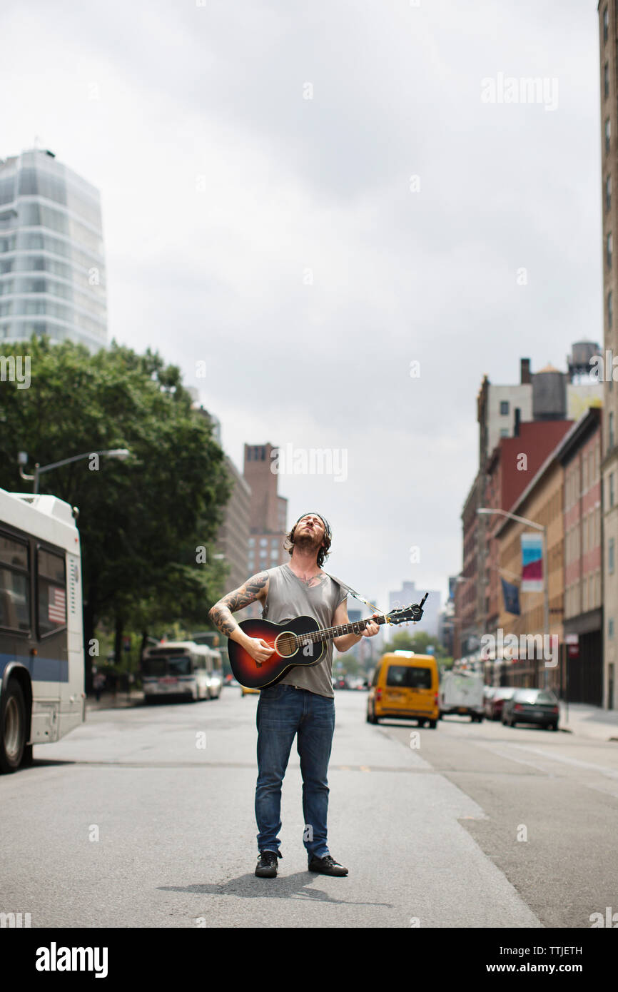 Musicien de rue jouant de la guitare Banque de photographies et d ...