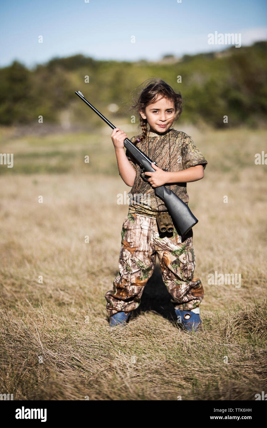 Girl rifle Banque de photographies et d’images à haute résolution - Alamy