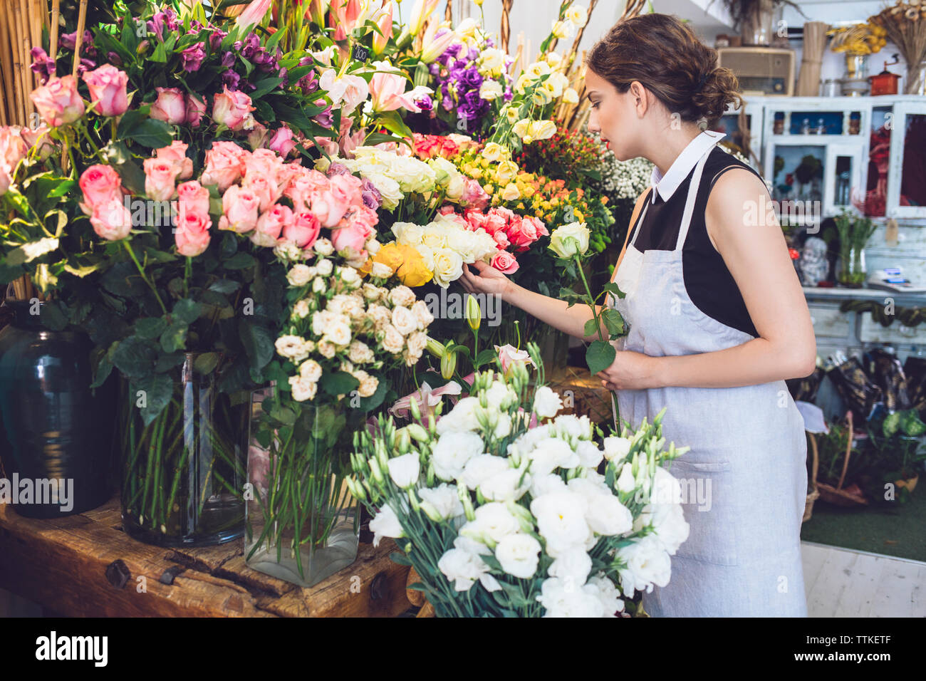 Femme fleuriste Banque de photographies et d’images à haute résolution ...