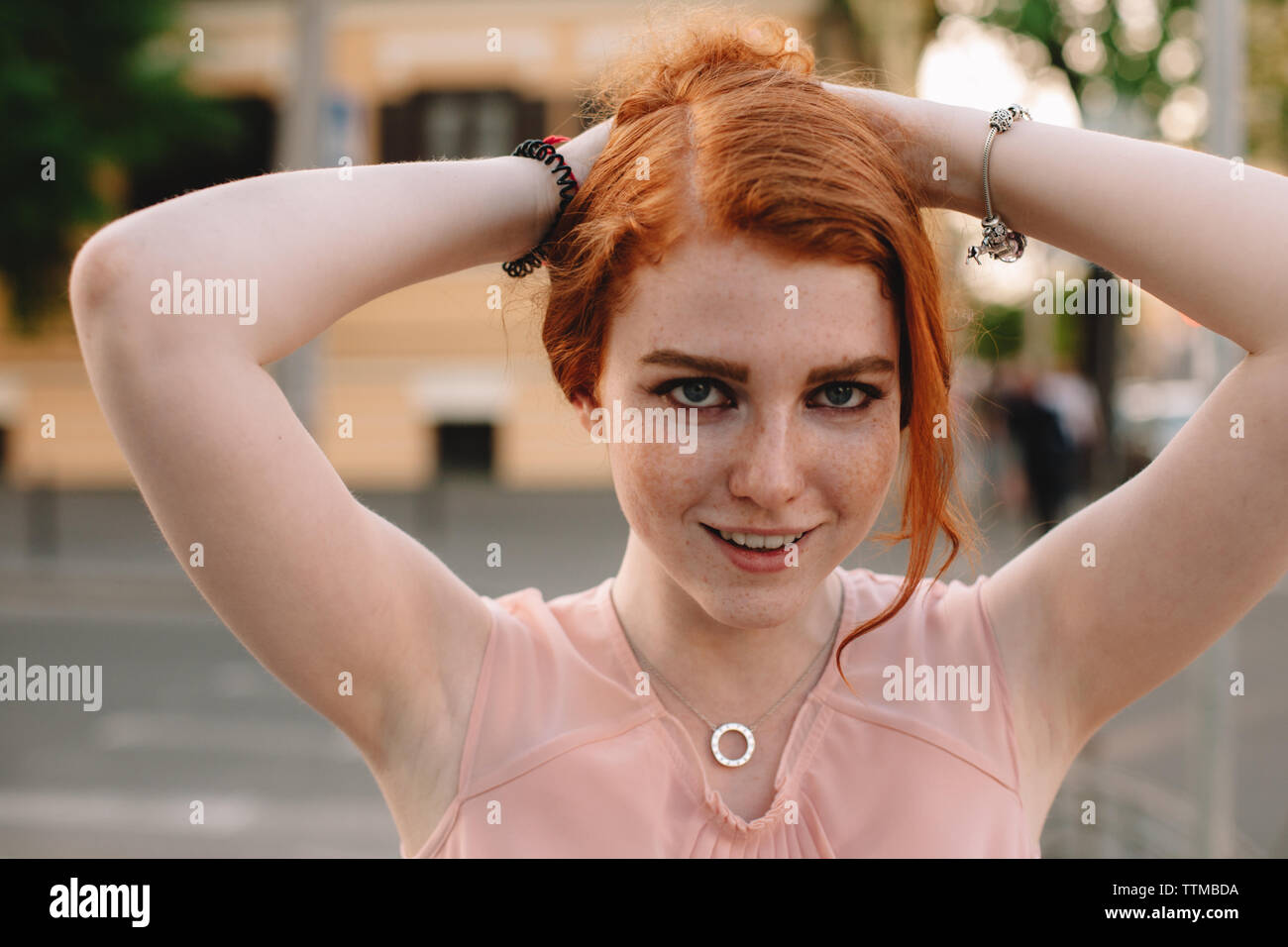 Femme avec des taches de rousseur Banque de photographies et d’images à ...