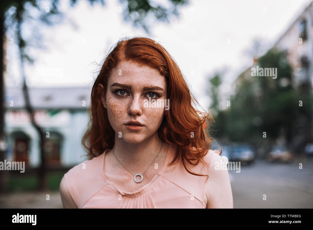 Femme Avec Des Taches De Rousseur Banque De Photographies Et Dimages à