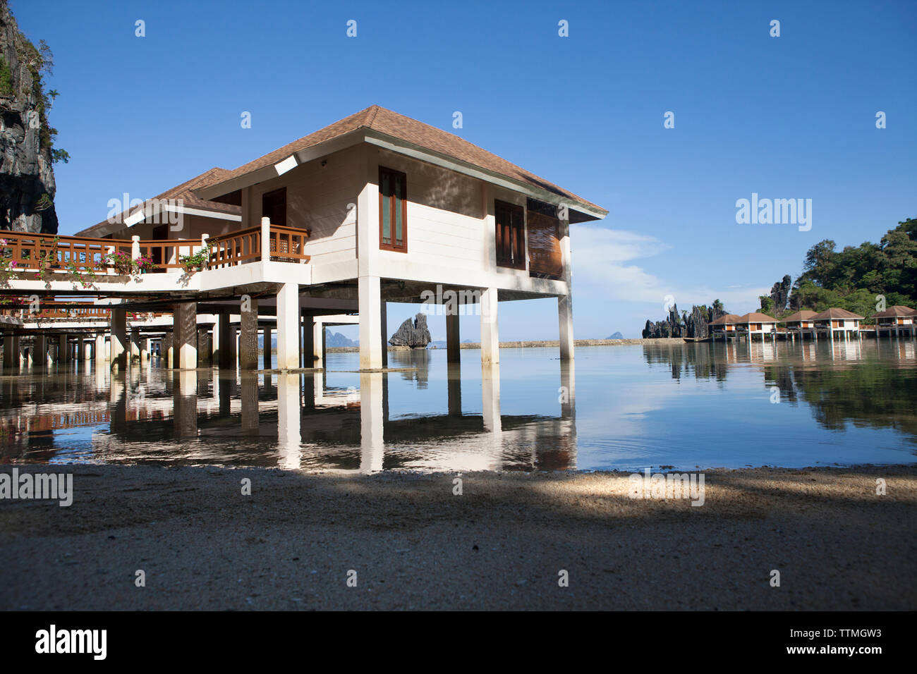 PHILIPPINES, Palawan, El Nido Lagen Island Resort cottages, s'asseoir ...