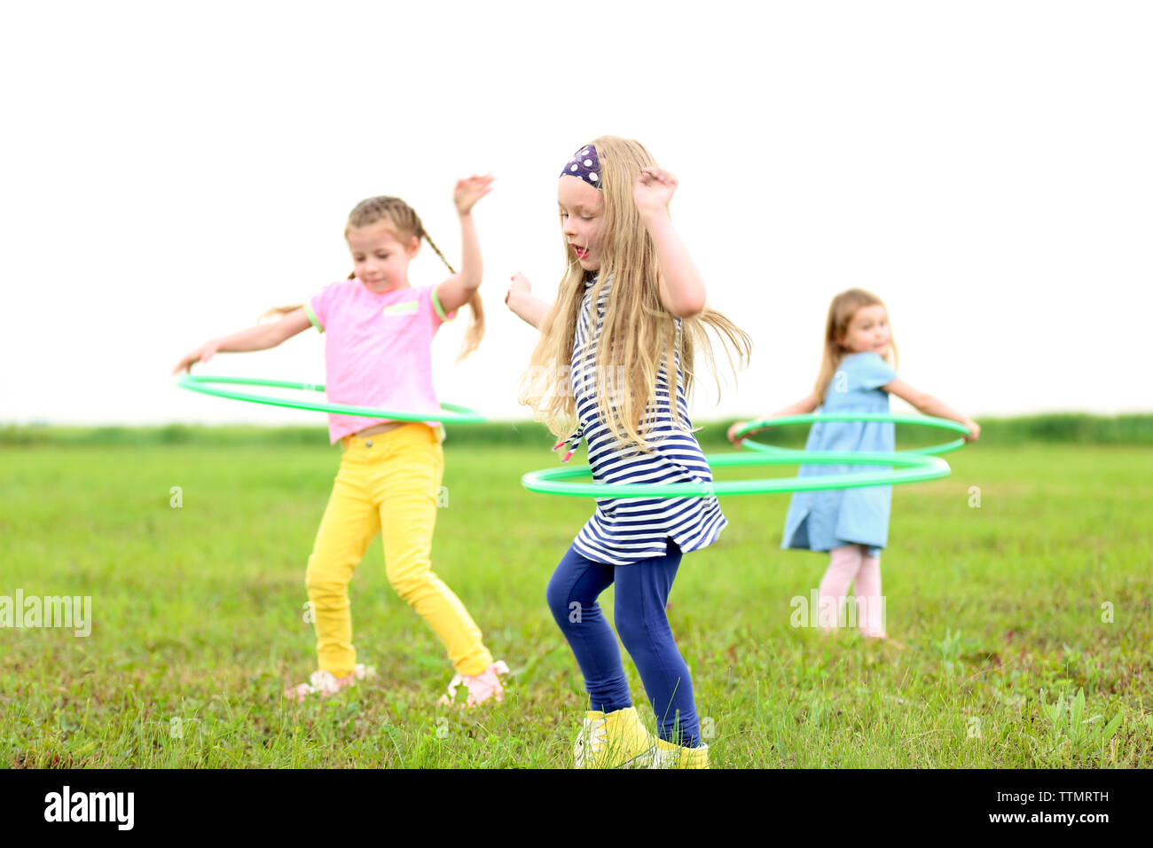 Enfants jouant avec des cerceaux Banque de photographies et d’images à ...