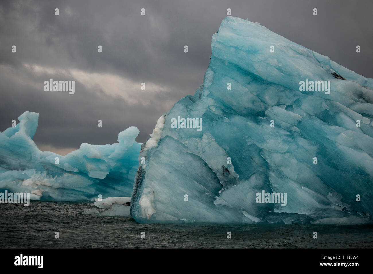 Iceberg en mer Banque de photographies et d’images à haute résolution ...