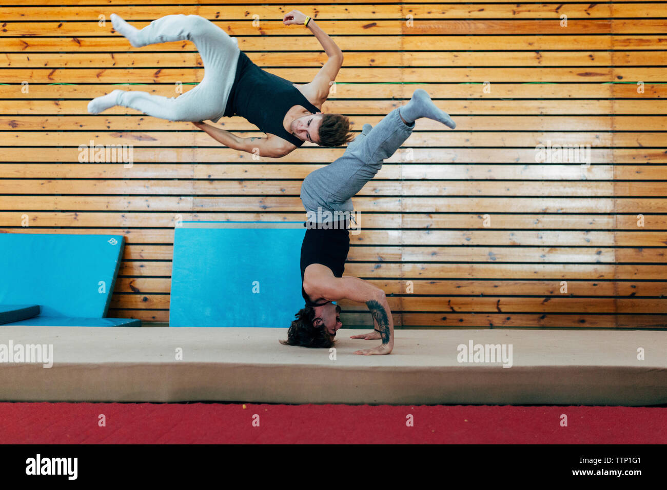 Gymnastique Pleine Longueur Banque De Photographies Et Dimages à Haute