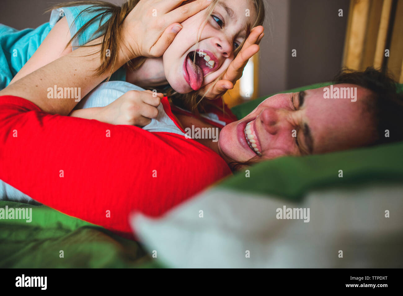 Mère Et Fille Sur Lit Banque De Photographies Et Dimages à Haute