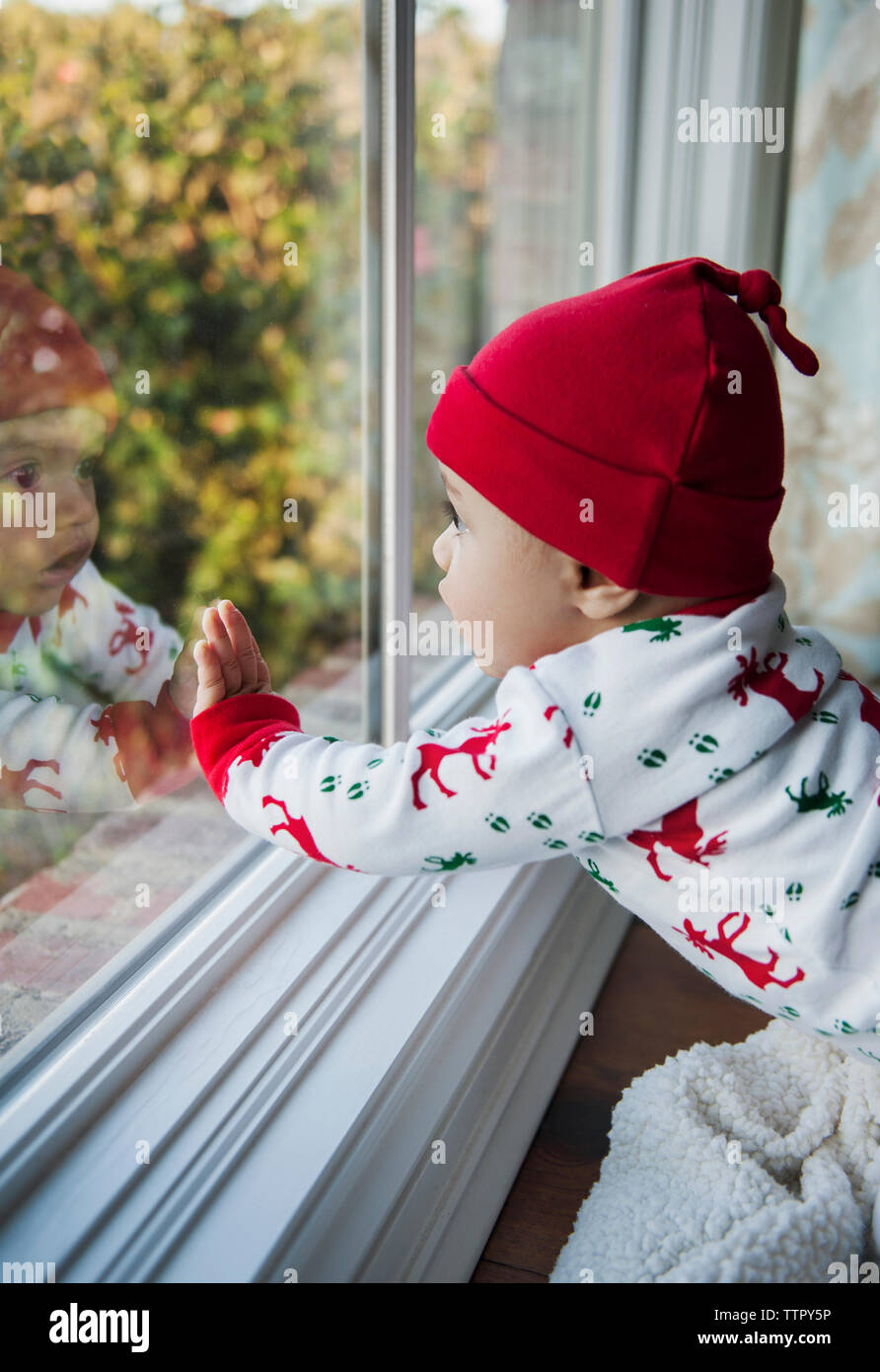 Baby boy touching window Banque de photographies et d’images à haute ...