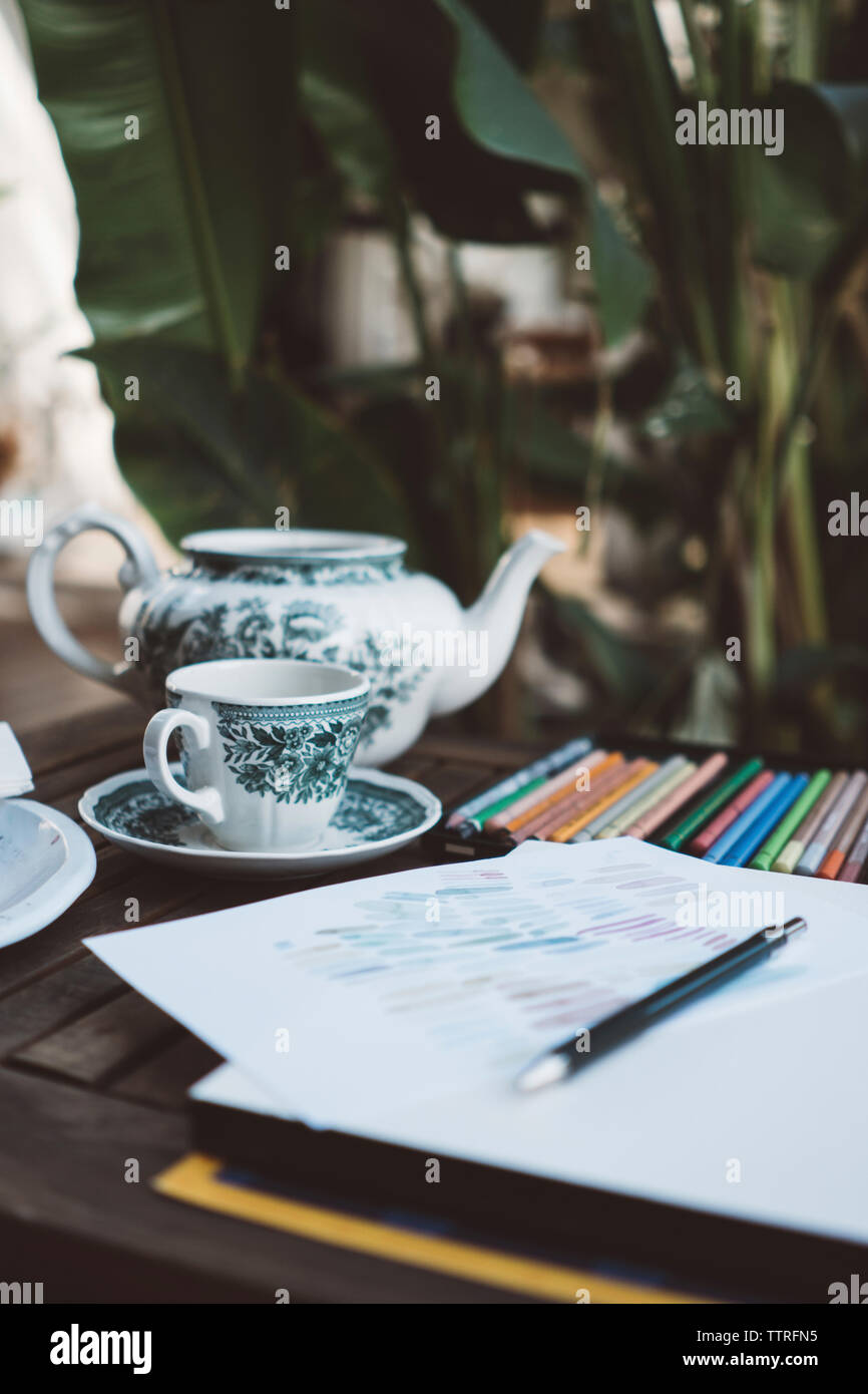 Crayons on table Banque de photographies et d’images à haute résolution ...