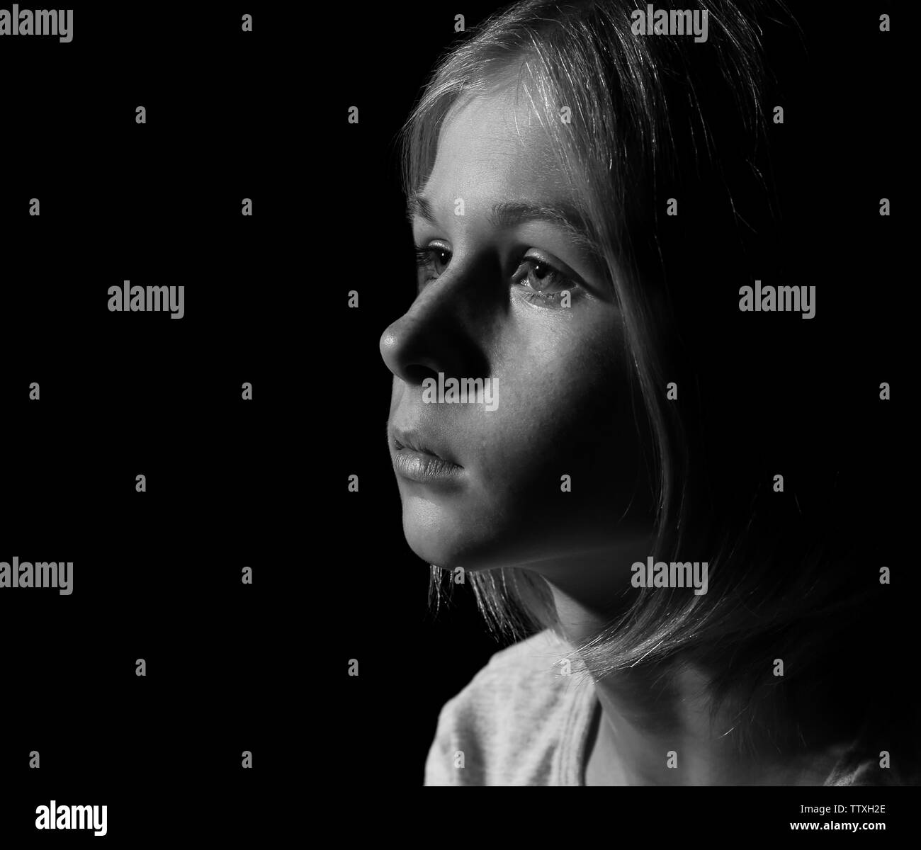 Petite Fille Triste Banque d'images noir et blanc - Alamy