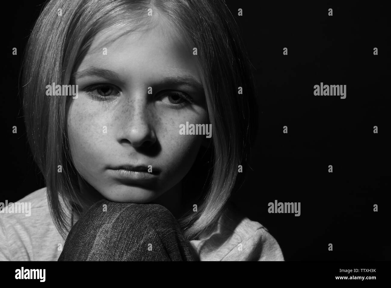 Le noir et blanc photo de petite fille triste, gros plan Photo Stock - Alamy