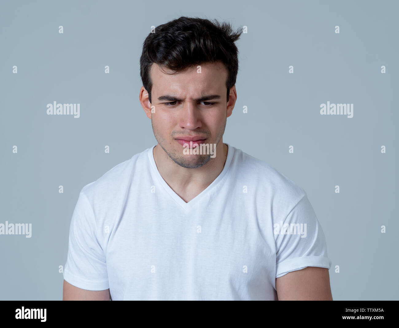 Portrait d'un jeune homme latin triste déprimés et désespérés qui crie ...