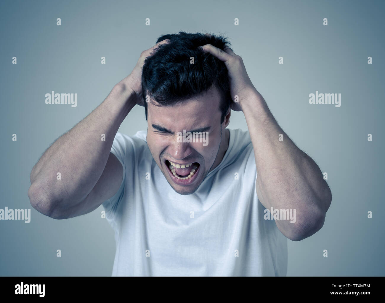 Portrait d'un jeune homme latin triste déprimés et désespérés qui crie ...