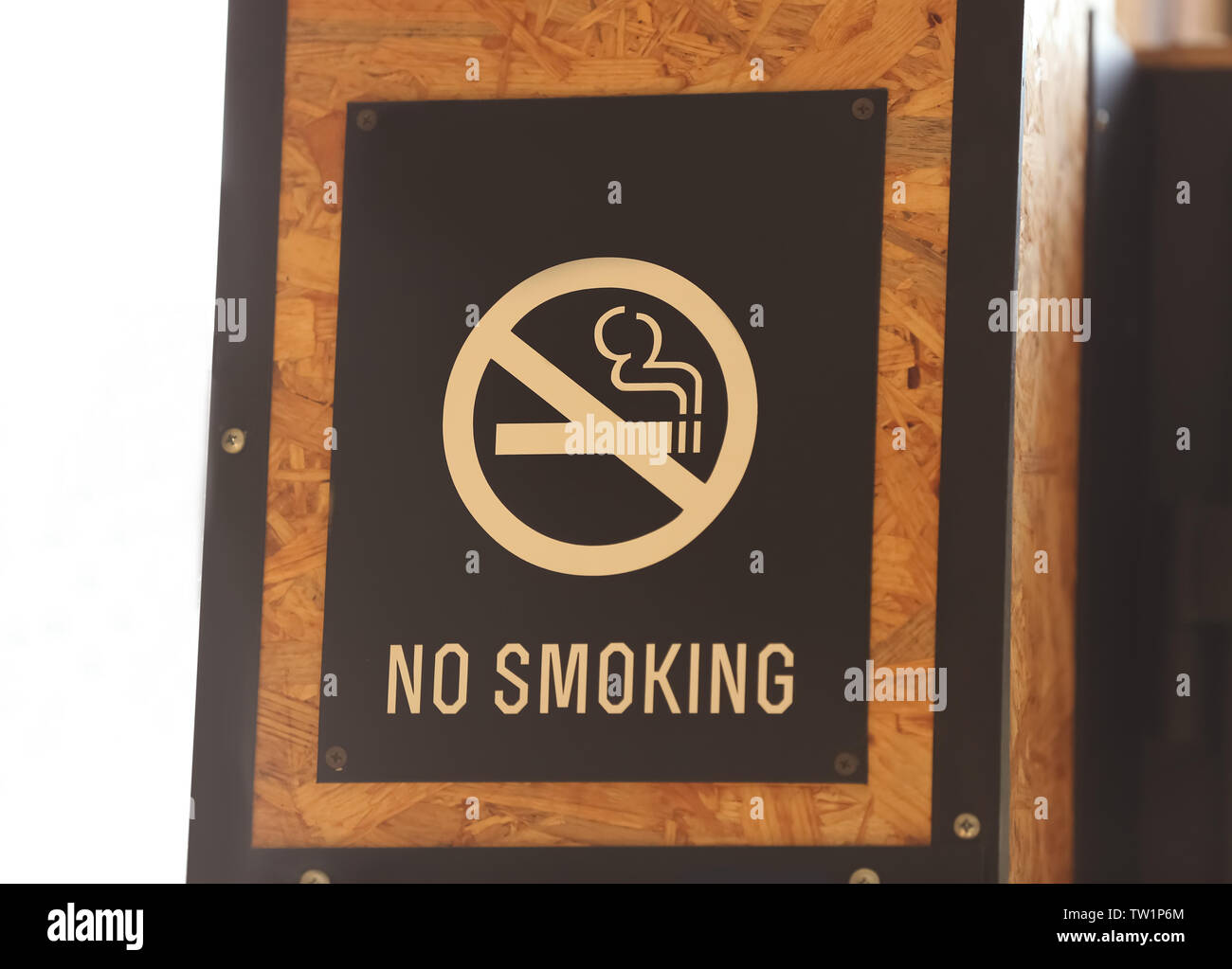 Fumer une cigarette dans un lieu public Banque de photographies et d ...