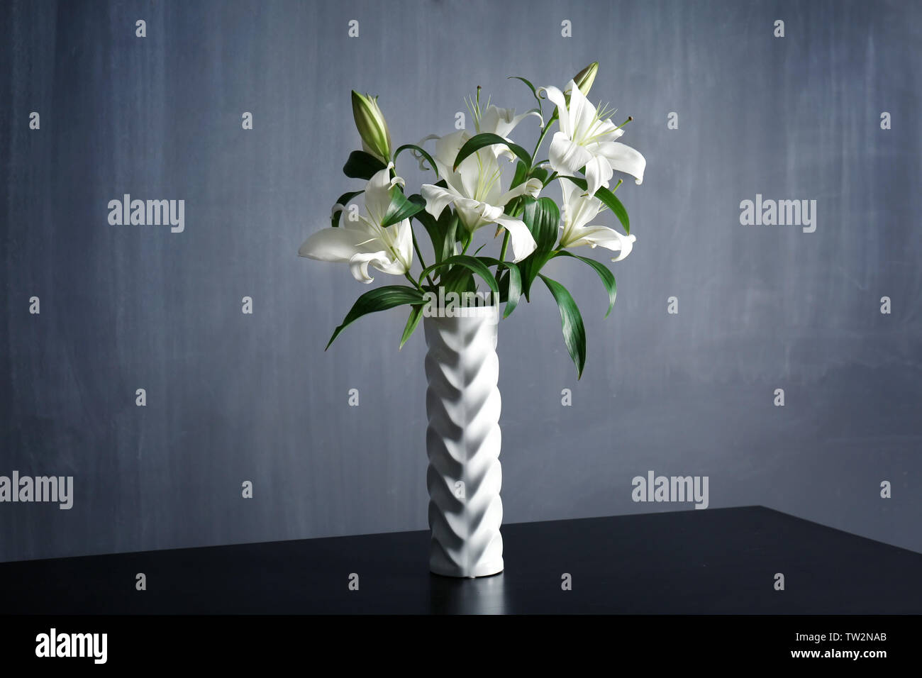 Vase de lys blancs sur table Banque de photographies et d’images à haute résolution - Alamy
