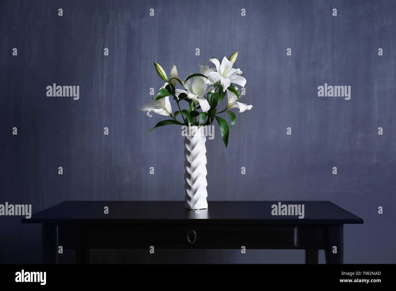 Vase de lys blancs sur table Banque de photographies et d’images à haute résolution - Alamy