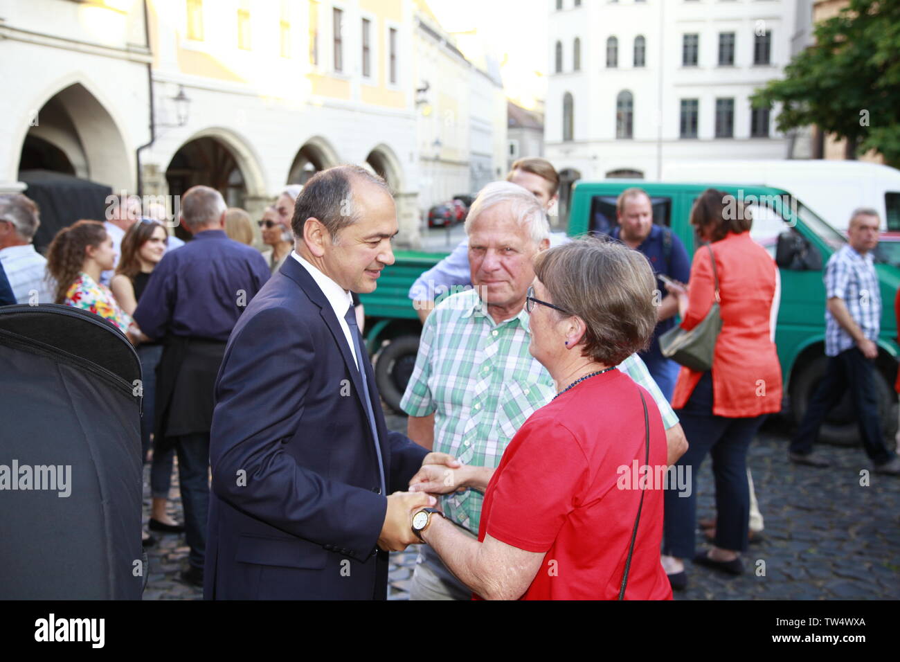 Dr rolf karbaum und seine ehefrau gabriele gratulieren octavian ursu ...