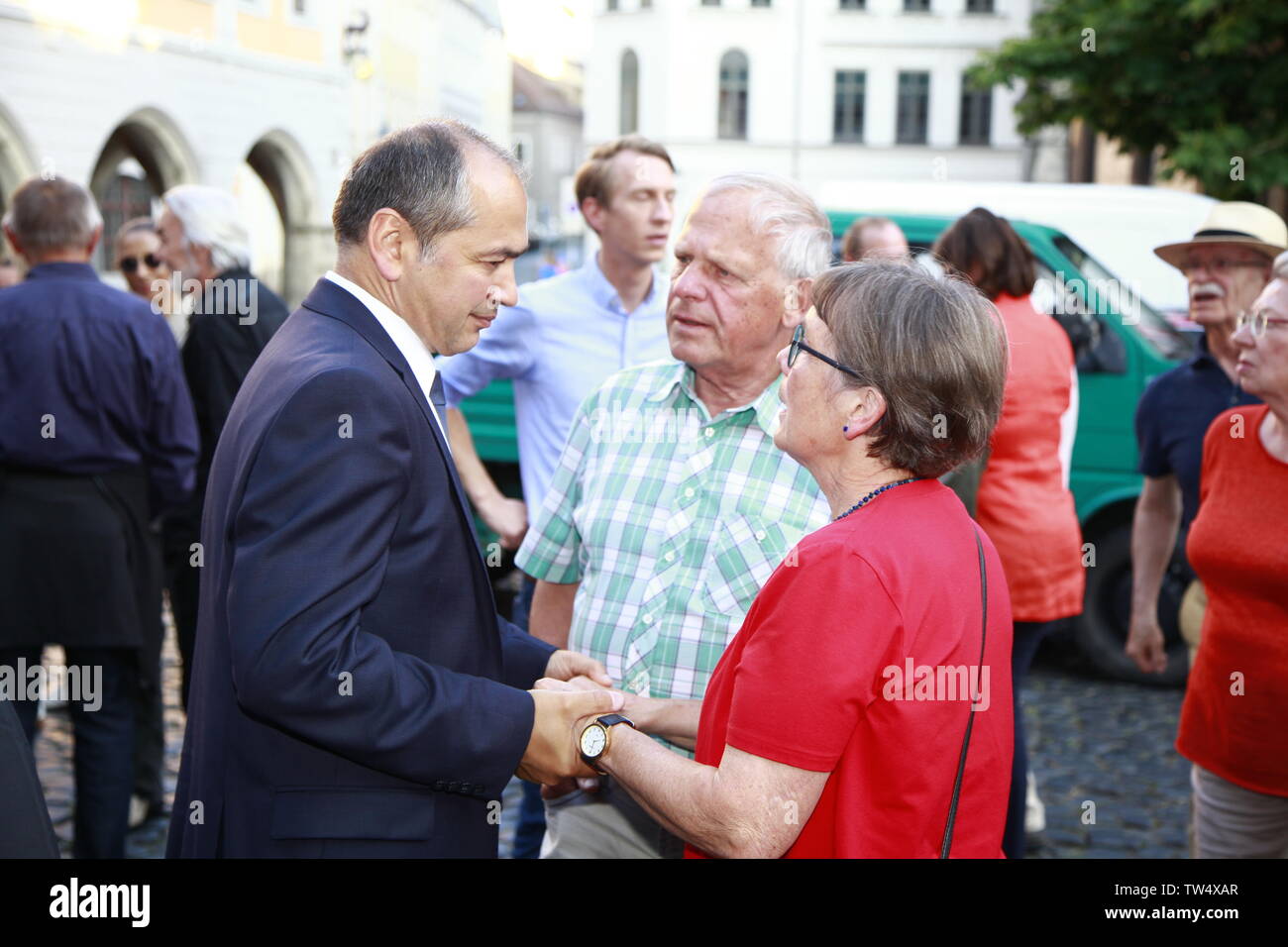 Dr rolf karbaum und seine ehefrau gabriele gratulieren octavian ursu ...