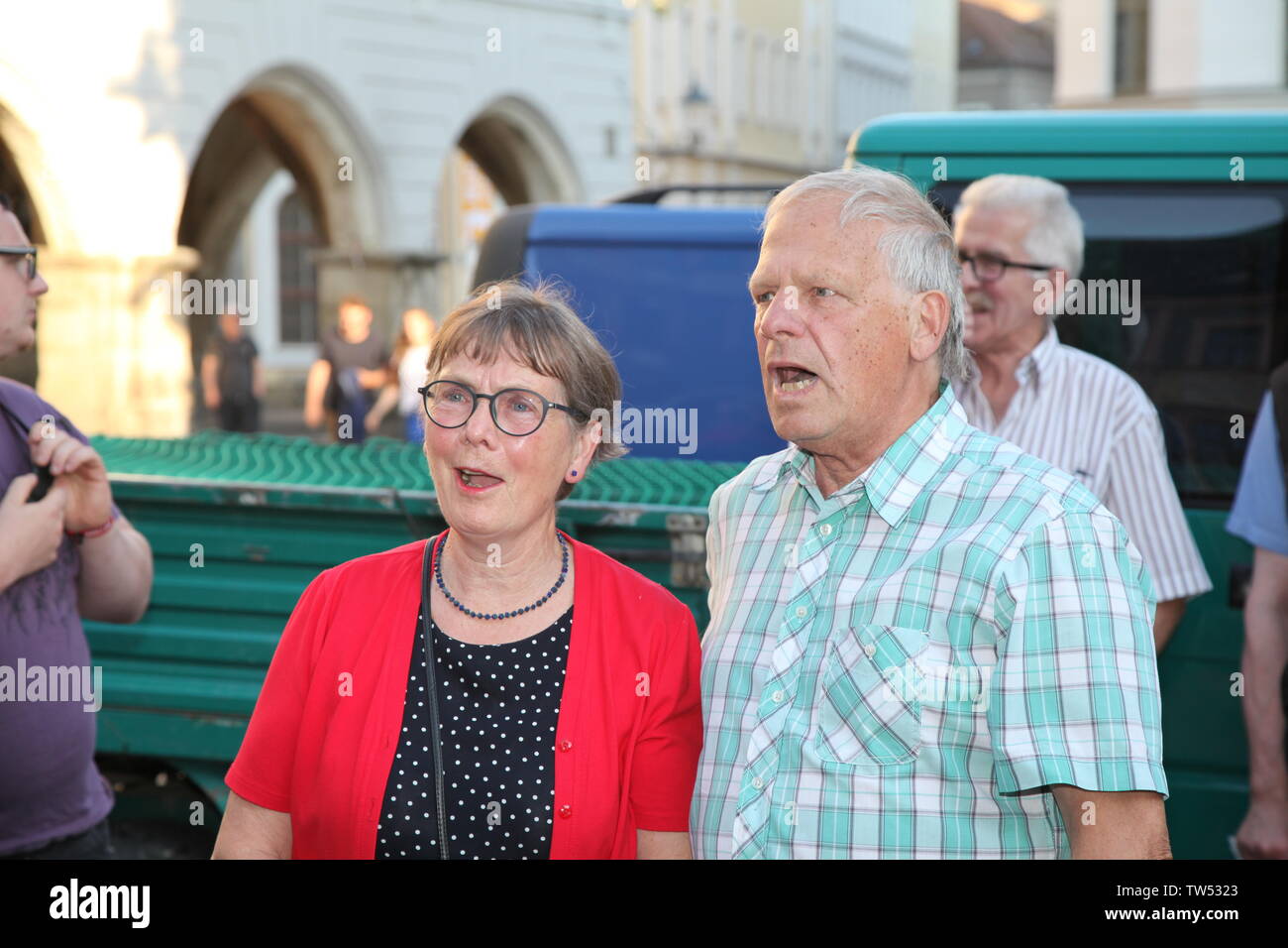 Dr rolf karbaum und seine ehefrau gabriele gratulieren octavian ursu ...