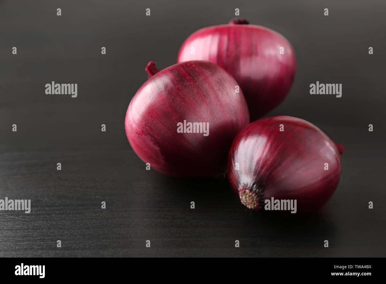 Oignons rouges entiers Banque de photographies et d’images à haute ...