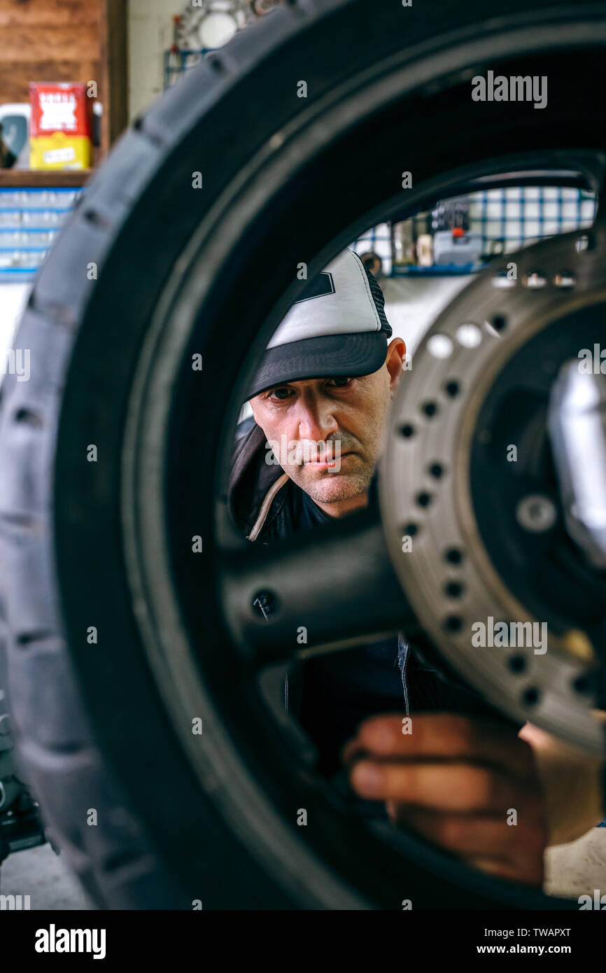 Moto roue Banque de photographies et d’images à haute résolution - Alamy