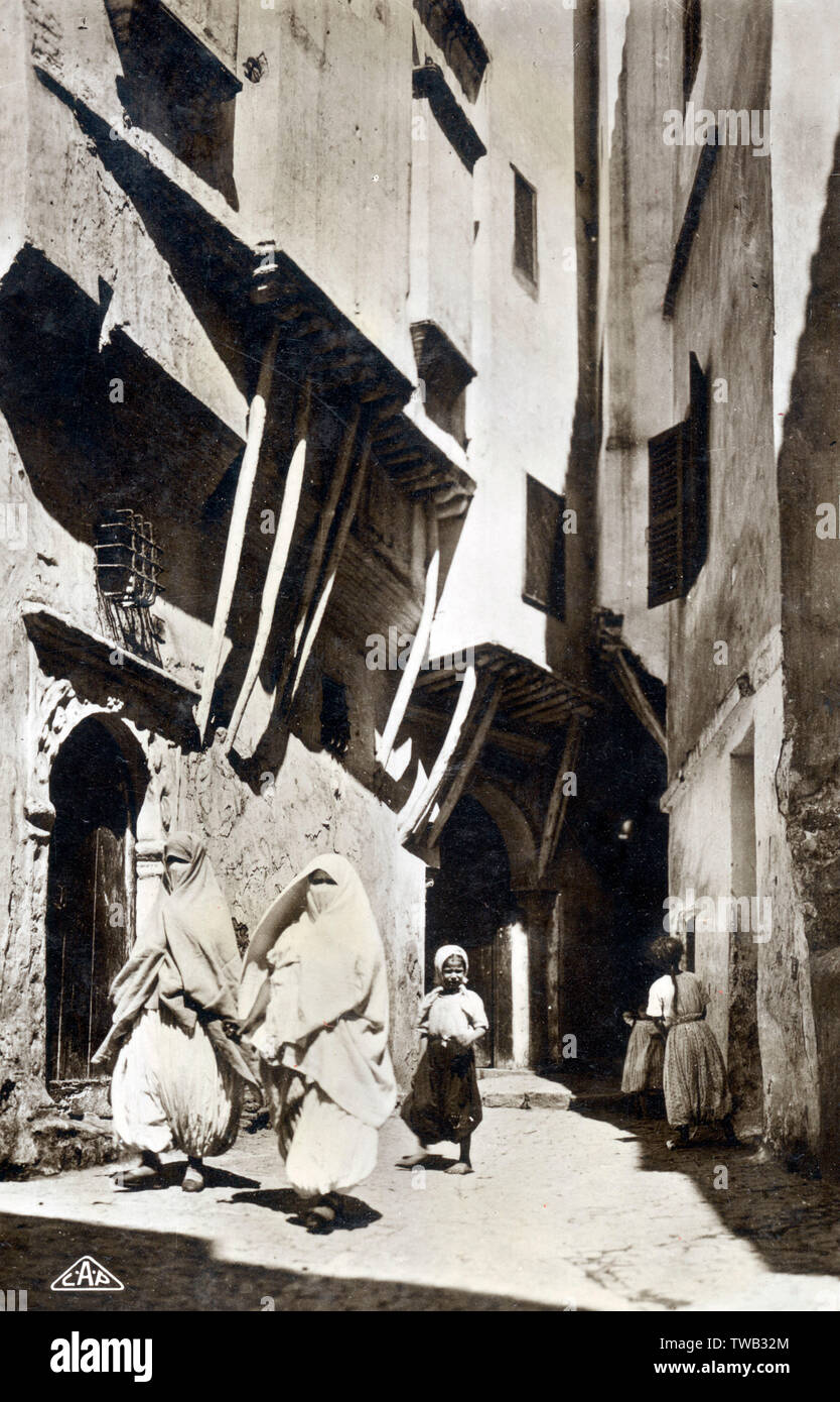 Étroite rue arabe à Alger, Algérie Photo Stock - Alamy