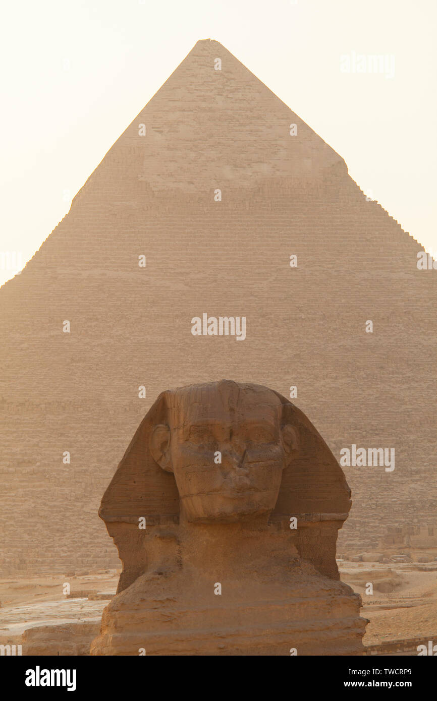 La Esfinge y la Pirámide de Kefrén, Meseta de Giza, Cairo, Valle del ...