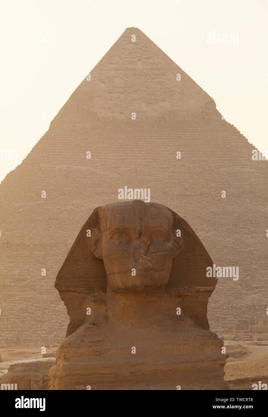 La Esfinge y la Pirámide de Kefrén, Meseta de Giza, Cairo, Valle del ...