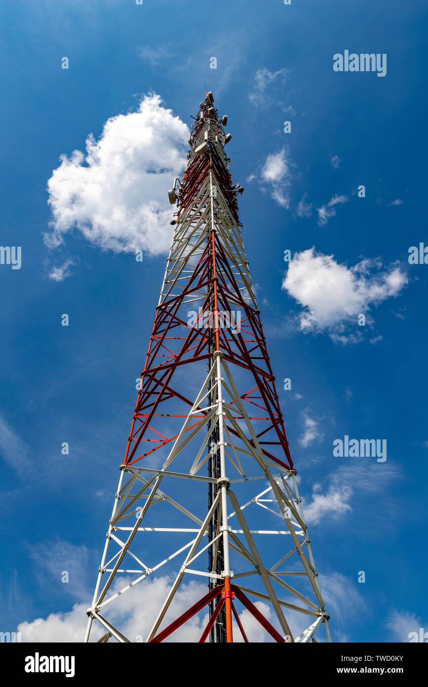 Relais de télévision terrestre en Europe centrale. Mât de relais de ...