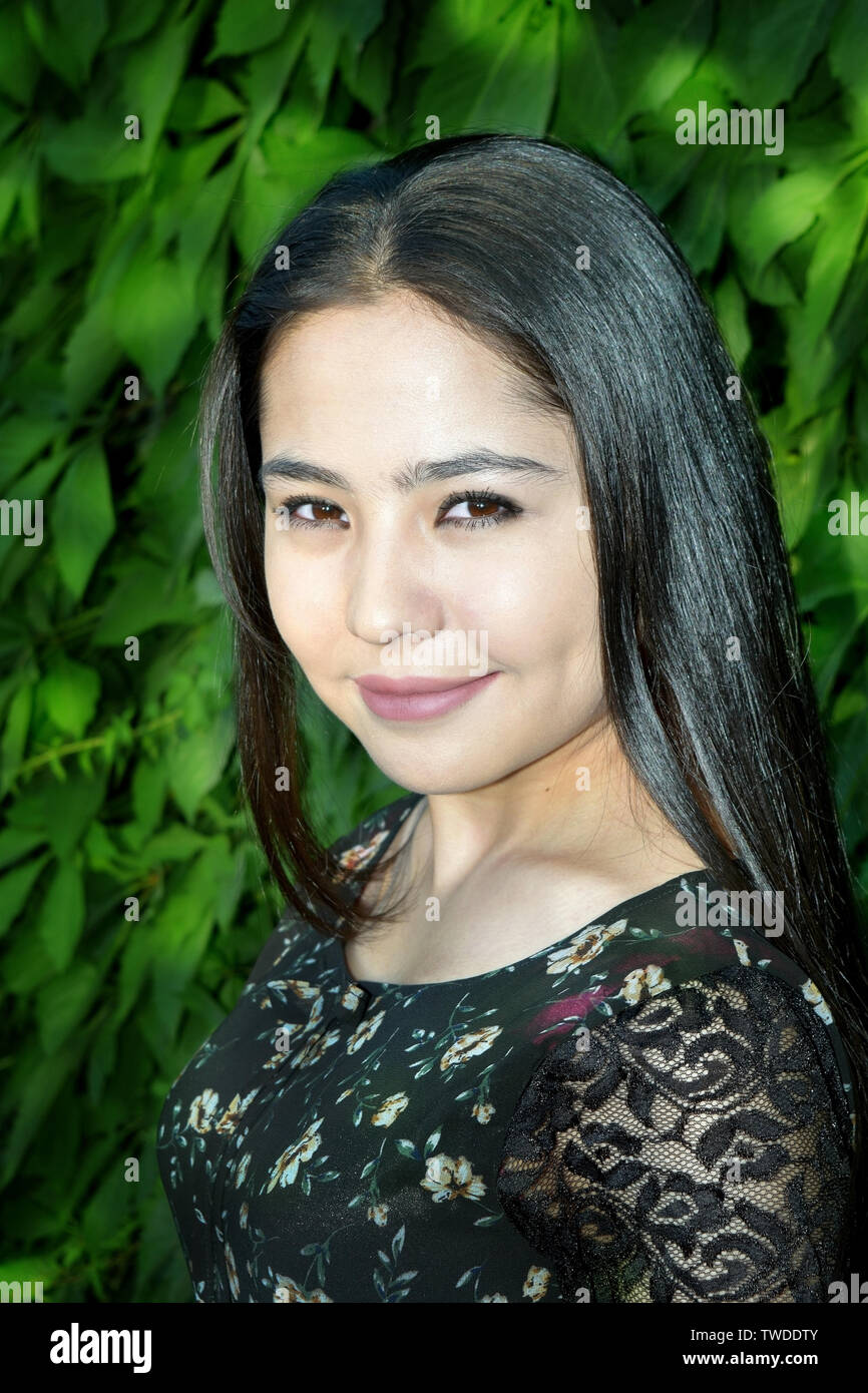 Fille cheveux noirs yeux vert Banque de photographies et d’images à ...