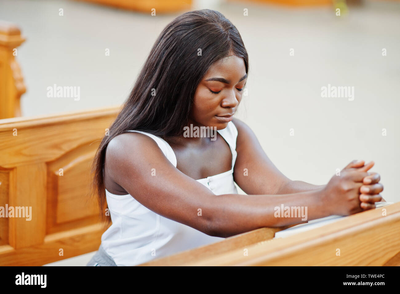 African American Woman priant dans l'église. Croyants médite dans la ...