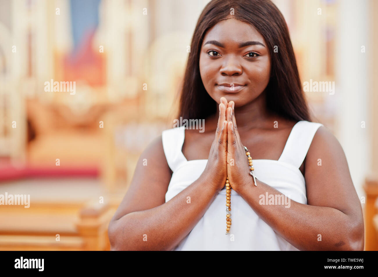 African American Woman priant dans l'église. Croyants médite dans la ...