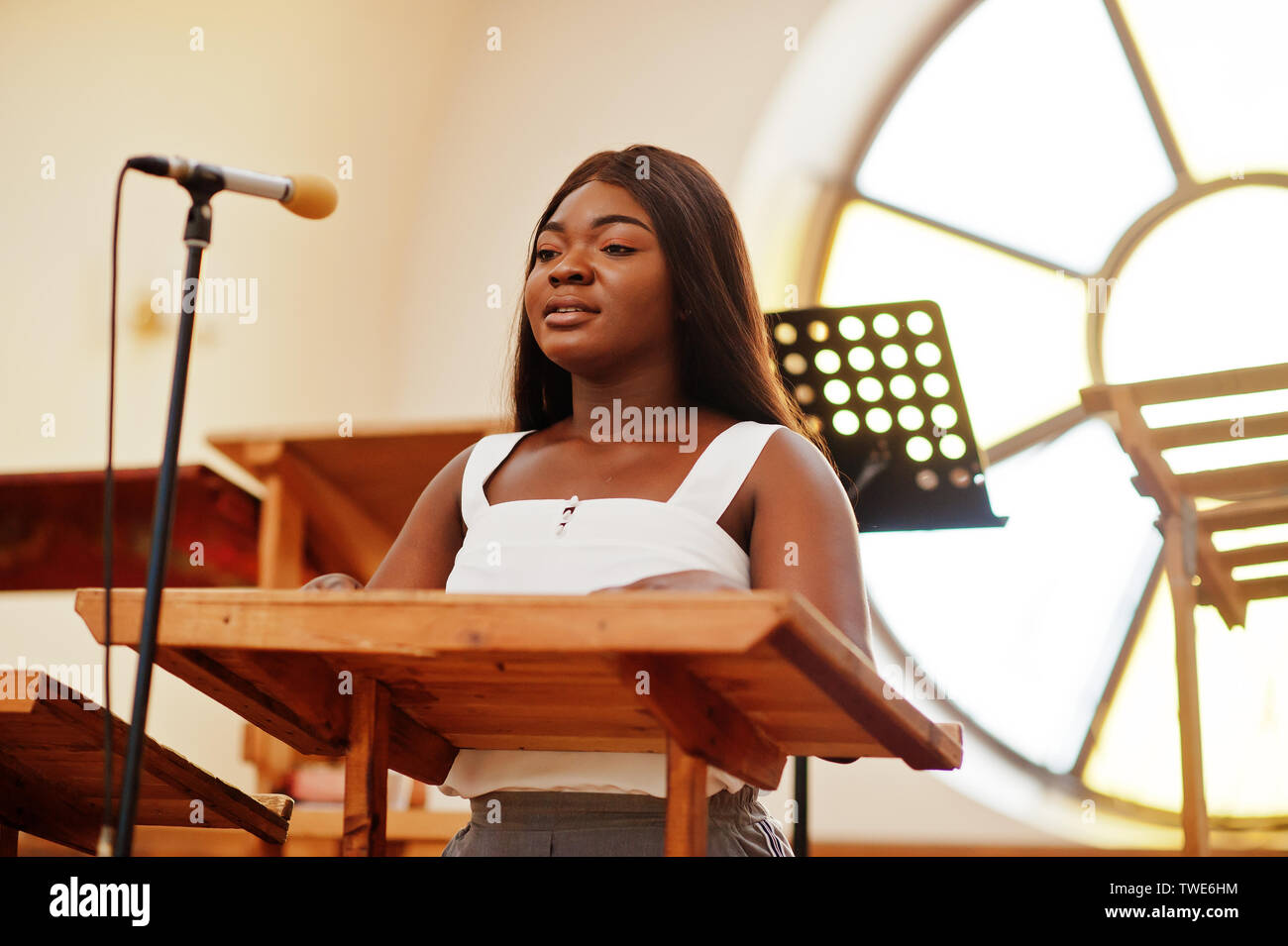 African American Woman priant dans l'église. Croyants médite dans la ...