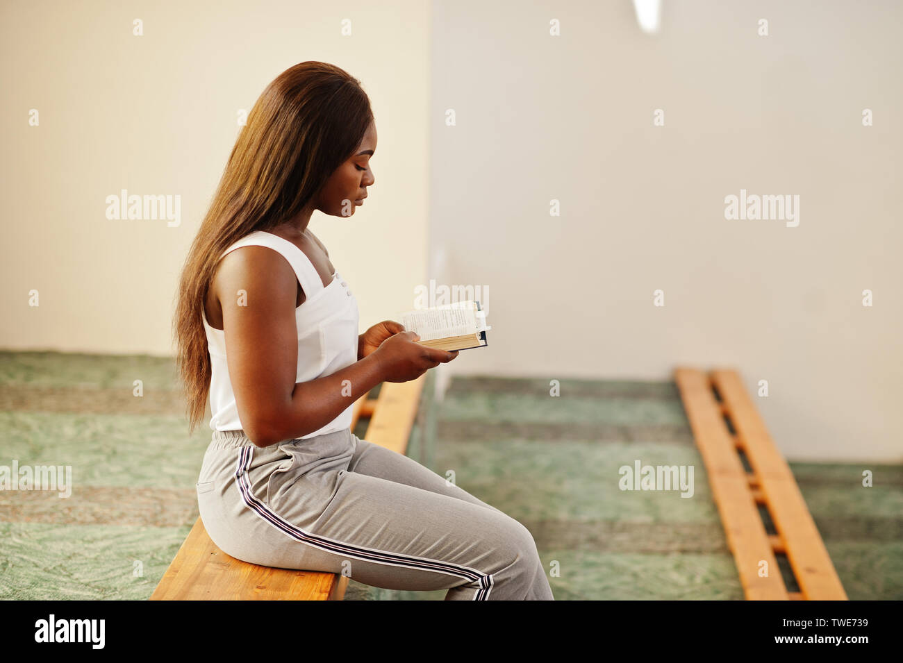 Afro woman bible Banque de photographies et d’images à haute résolution ...