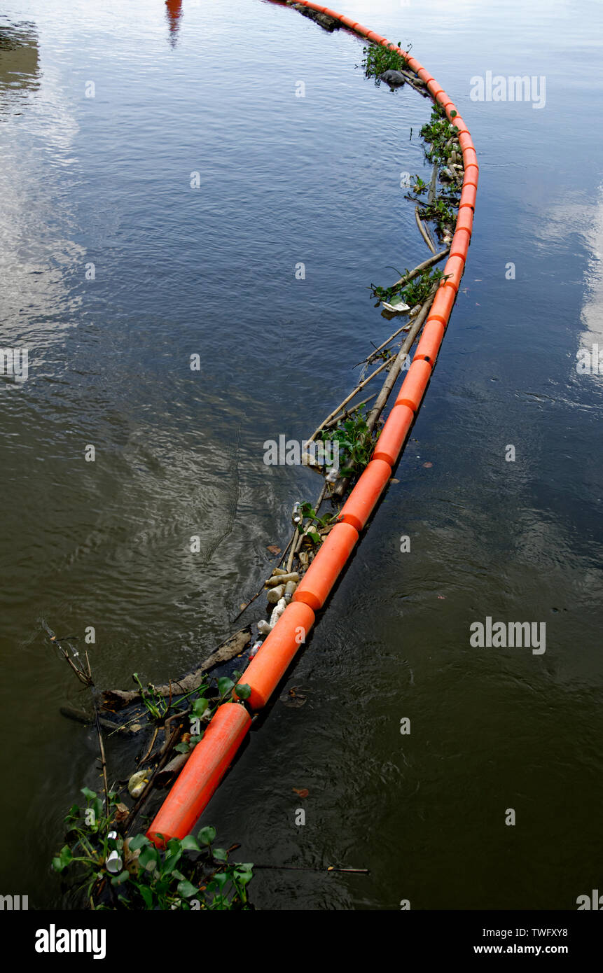 Barrage de la rivière par la nouvelle mosquée flottante, l'ancienne ...