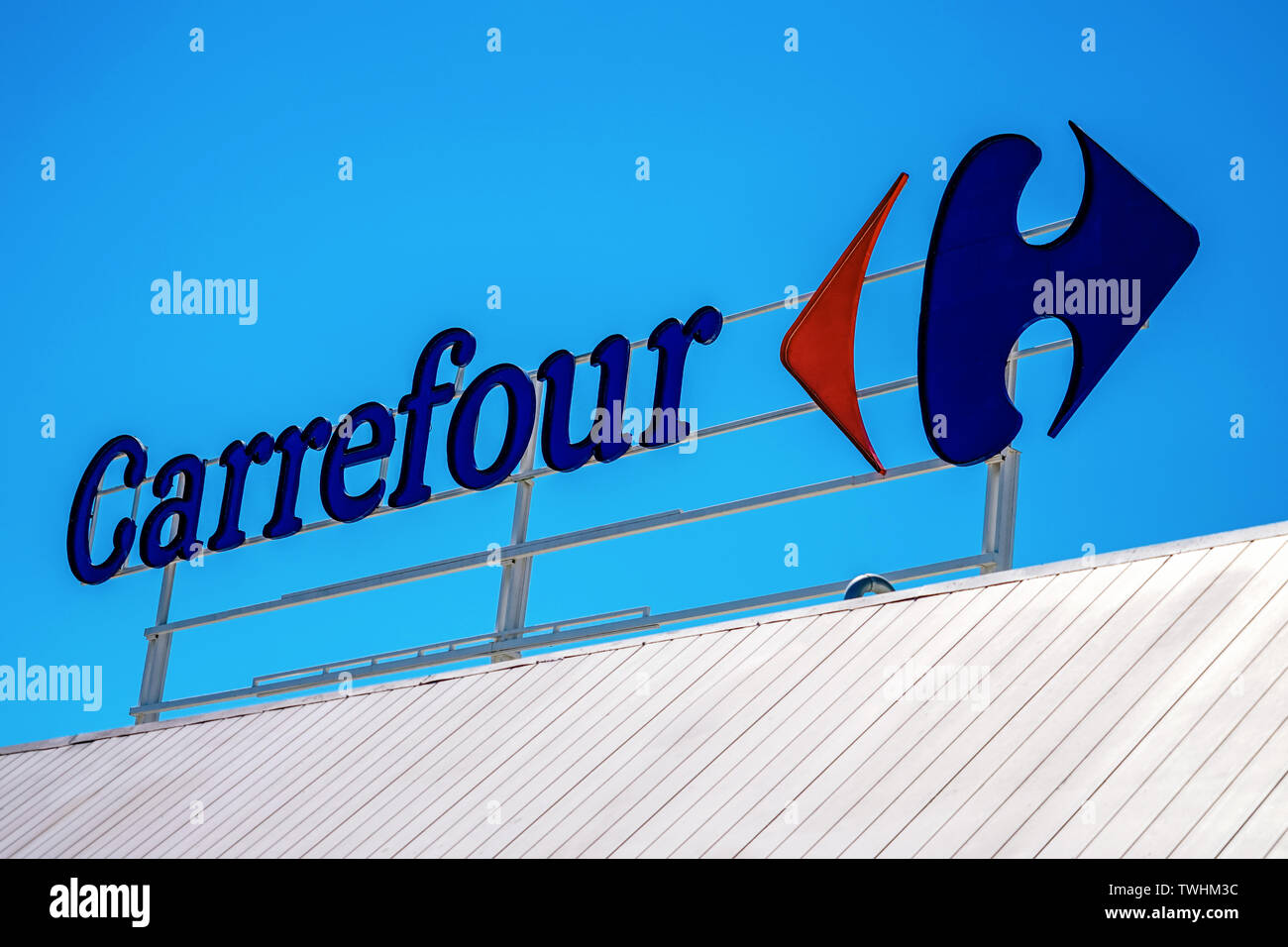 Benidorm, Espagne - 12 juin 2019 : Carrefour logo dans Finestrat ...