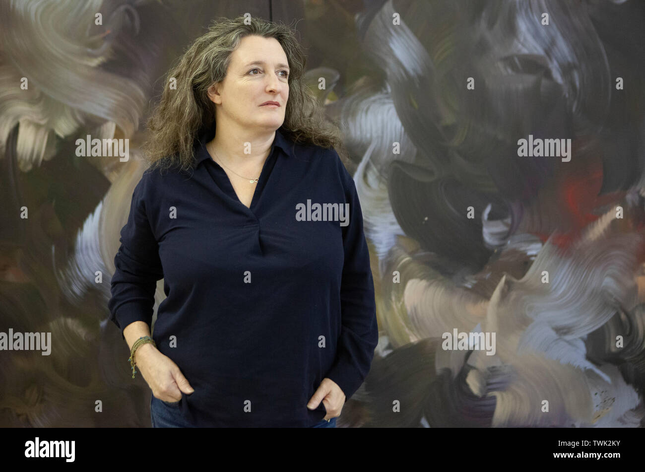 Artiste Erin Lawlor dans son studio à Hackney Wick. Elle est à l'aube d ...