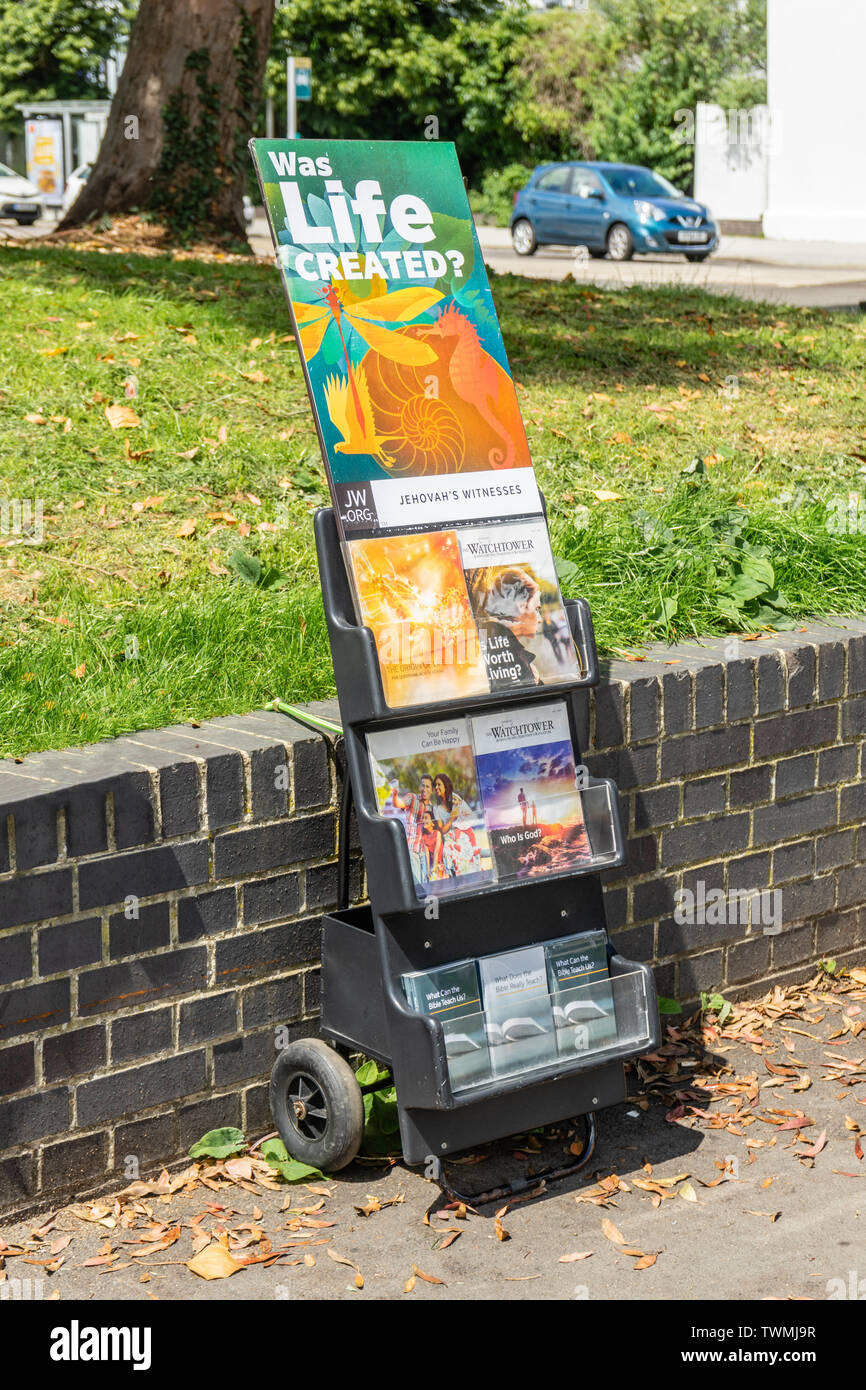Un panier de Jéhovah watchtower avec brochures autour de la question de ...