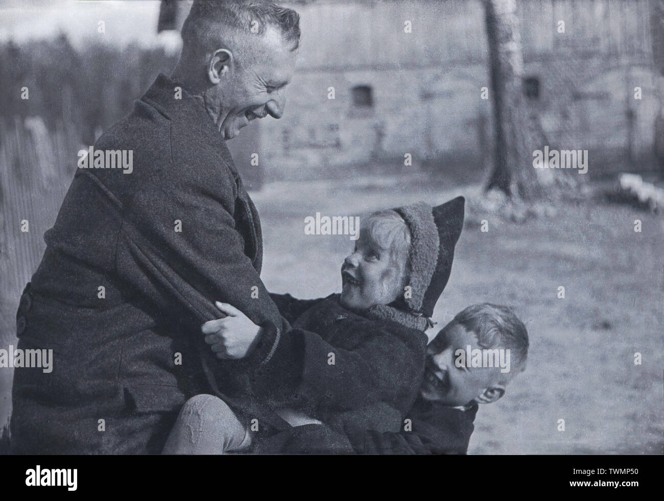 1940, tableau historique d'un père heureux de jouer avec ses deux ...