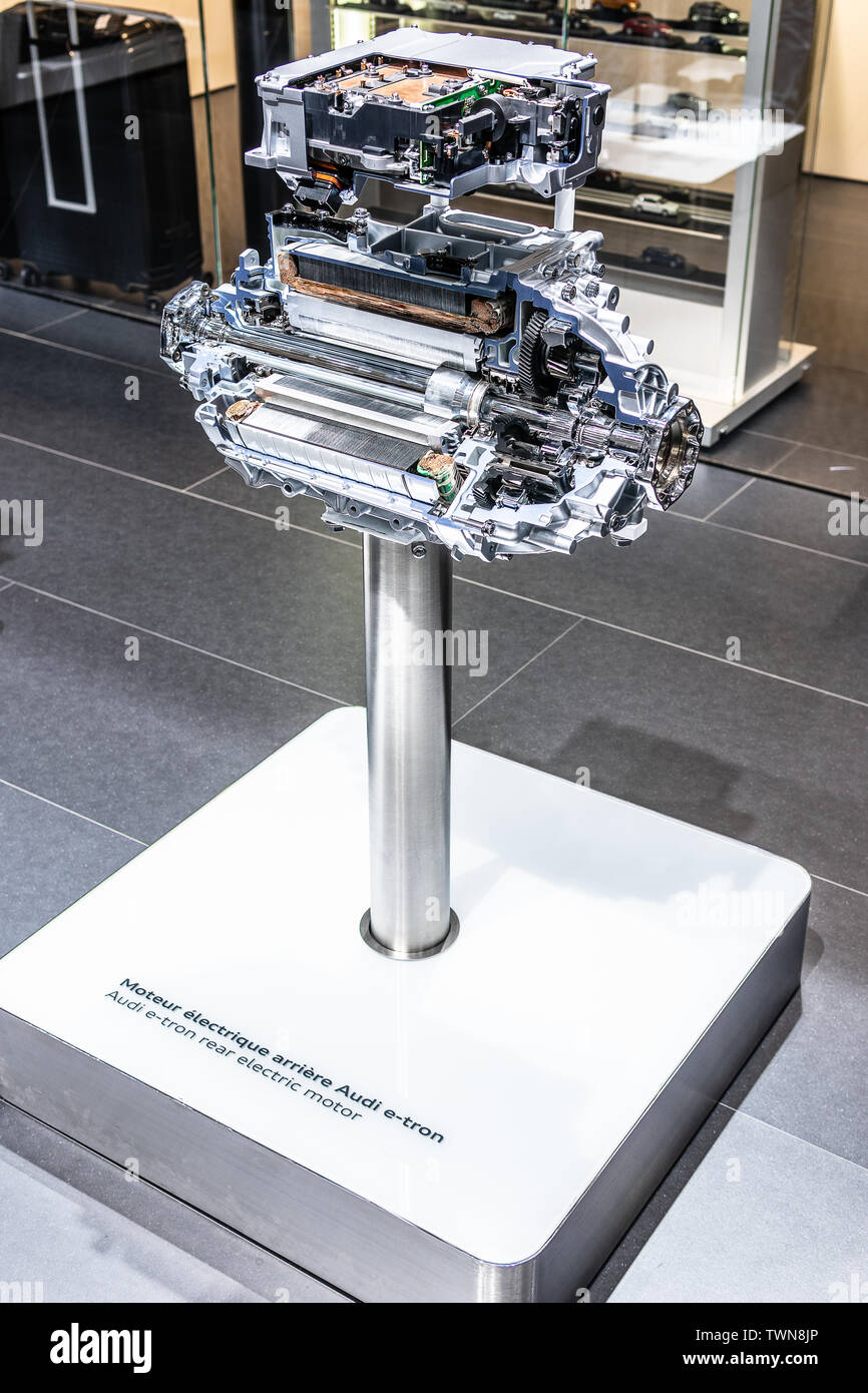 Audi e tron cross section Banque de photographies et d’images à haute ...