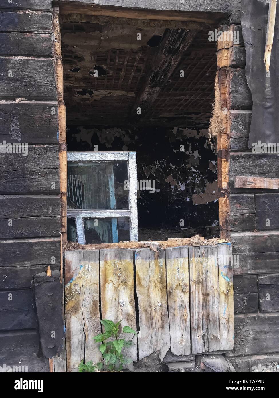 Maison brûlée dans village, lendemain de l'incendie de forêt Photo ...