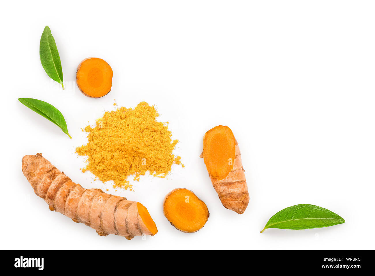 Poudre de curcuma et le curcuma root isolé sur fond blanc avec l ...