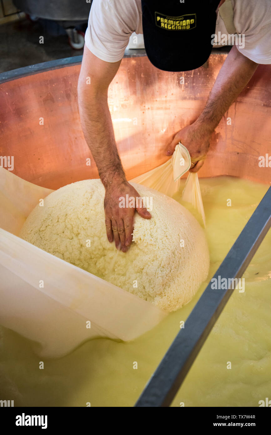 La fabrication du fromage parmesan dans une petite fromagerie de la ...