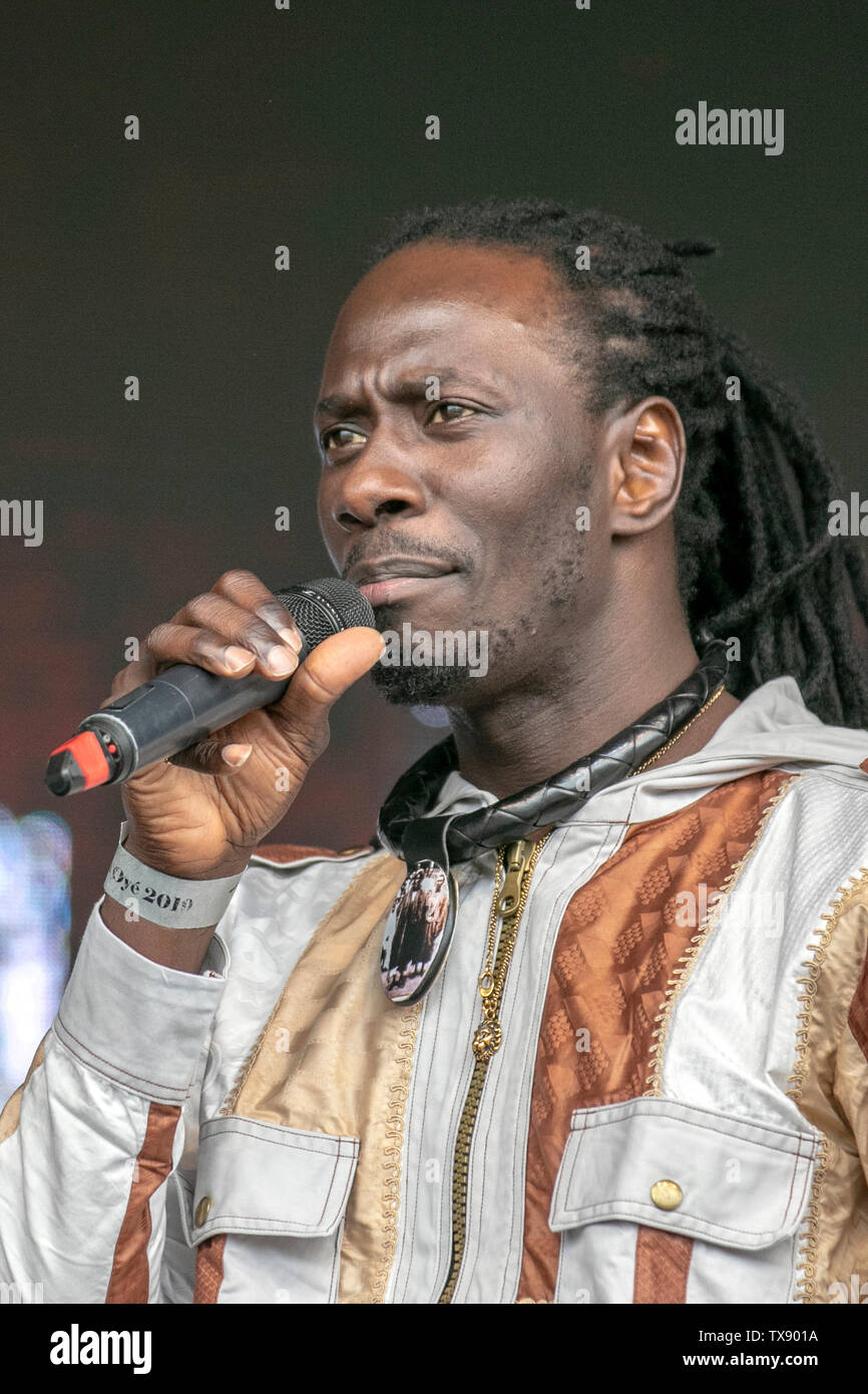 CARLOU D artiste solo musical, une figure reconnaissable à travers le ...