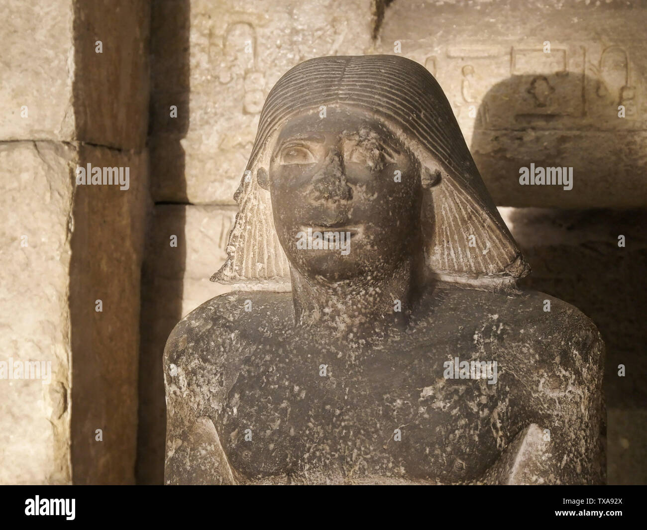 Buste statue en pierre d'un scribe dans le musée égyptien du Caire ...