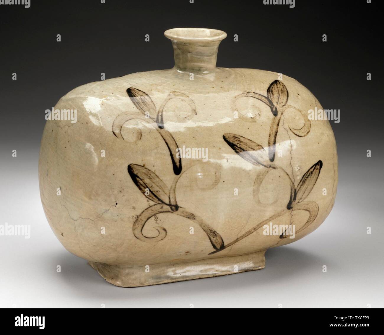 Bouteille en forme de balle de riz avec des feuilles de ginseng Banque ...