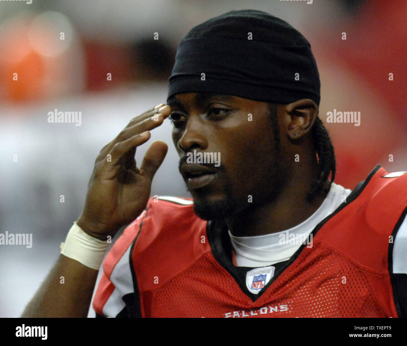Atlanta Falcons quarterback Michael Vick touche son visage alors qu'il ...