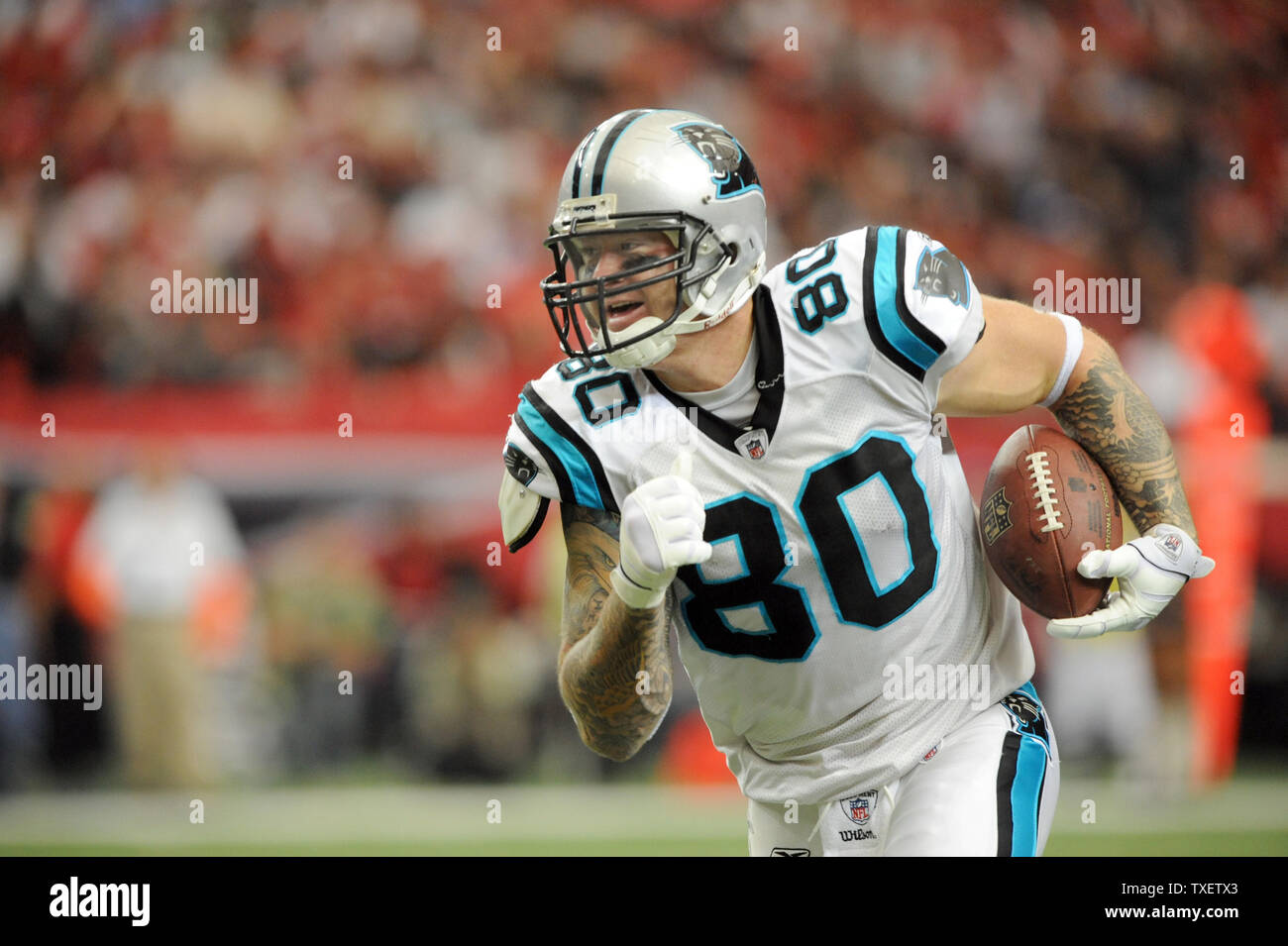 Panthers tight end Jeremy Shockey (# 80) court dans le domaine au cours ...