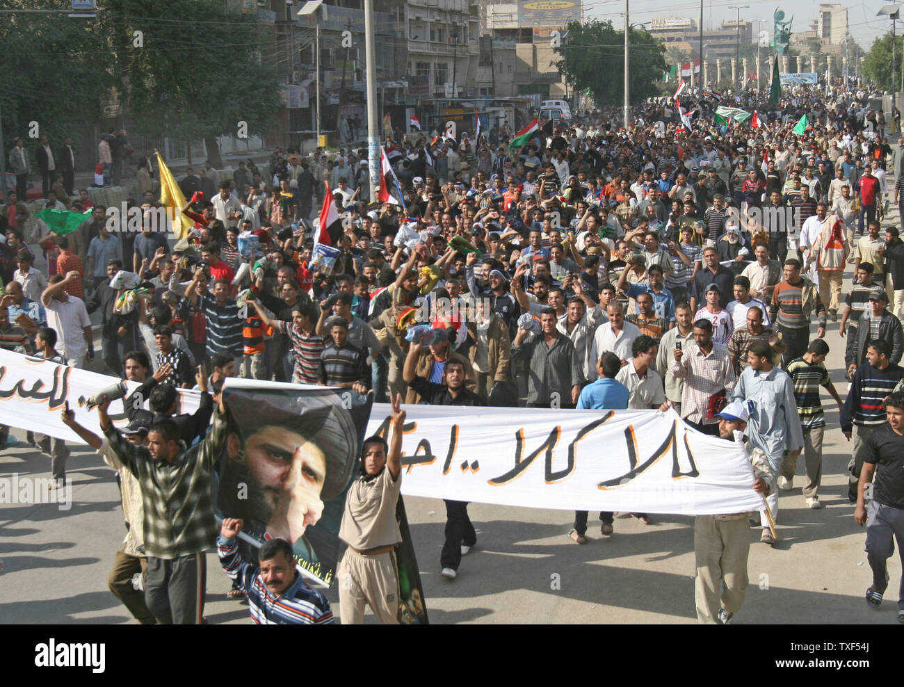 Saddam hussein statue 2003 Banque de photographies et d’images à haute ...